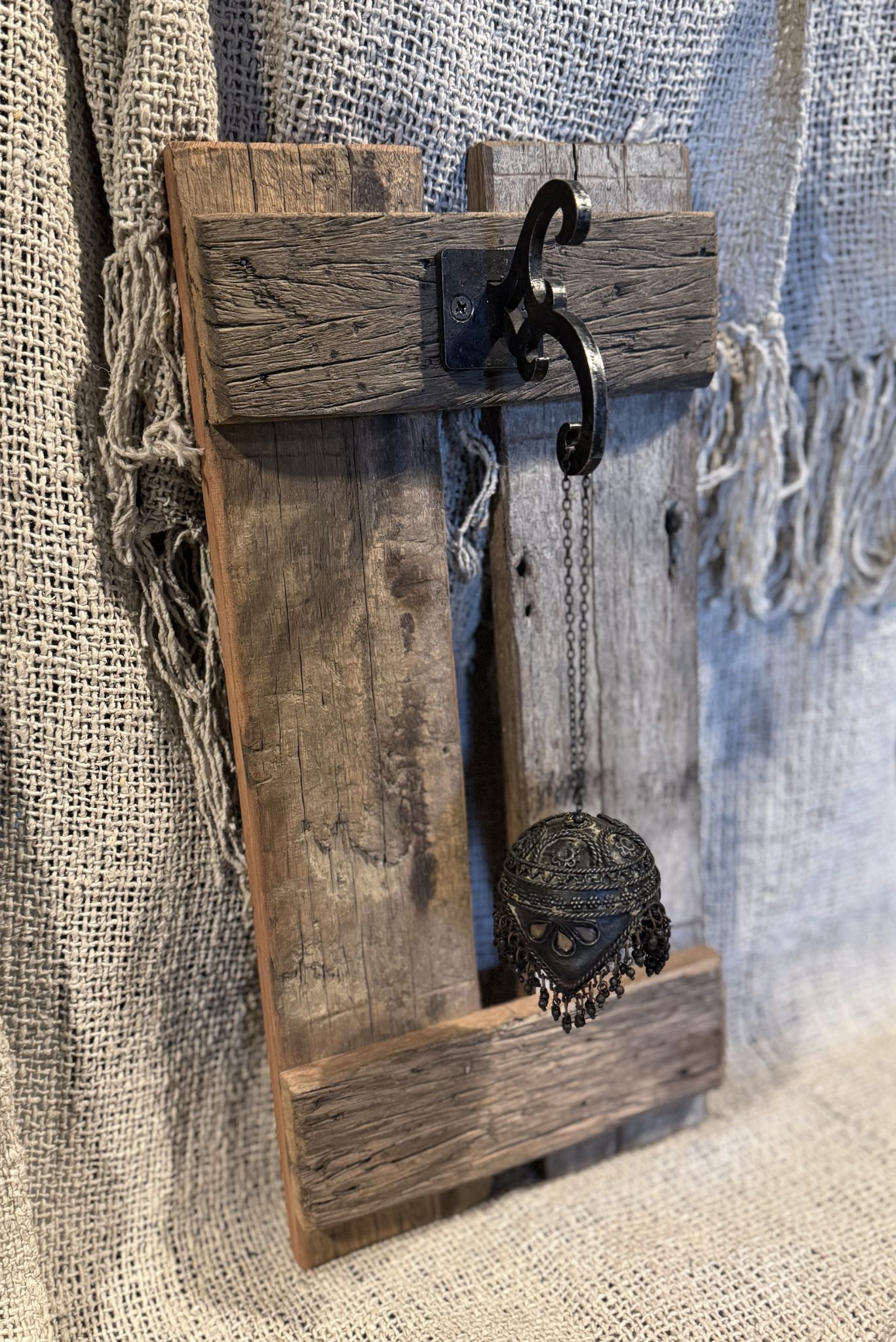 Mooie wandplank van oud hout met haak – Gewoonmo